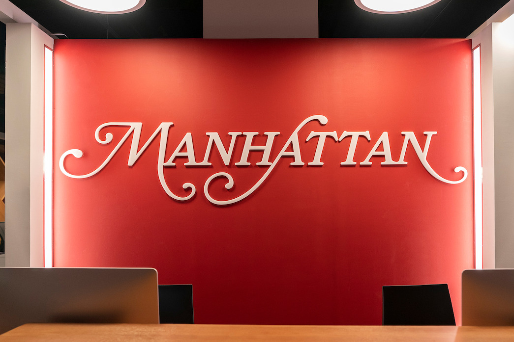 Why ‘Inventing Anna’ Has a ‘Seductive’ All-Red Newsroom - Netflix Tudum