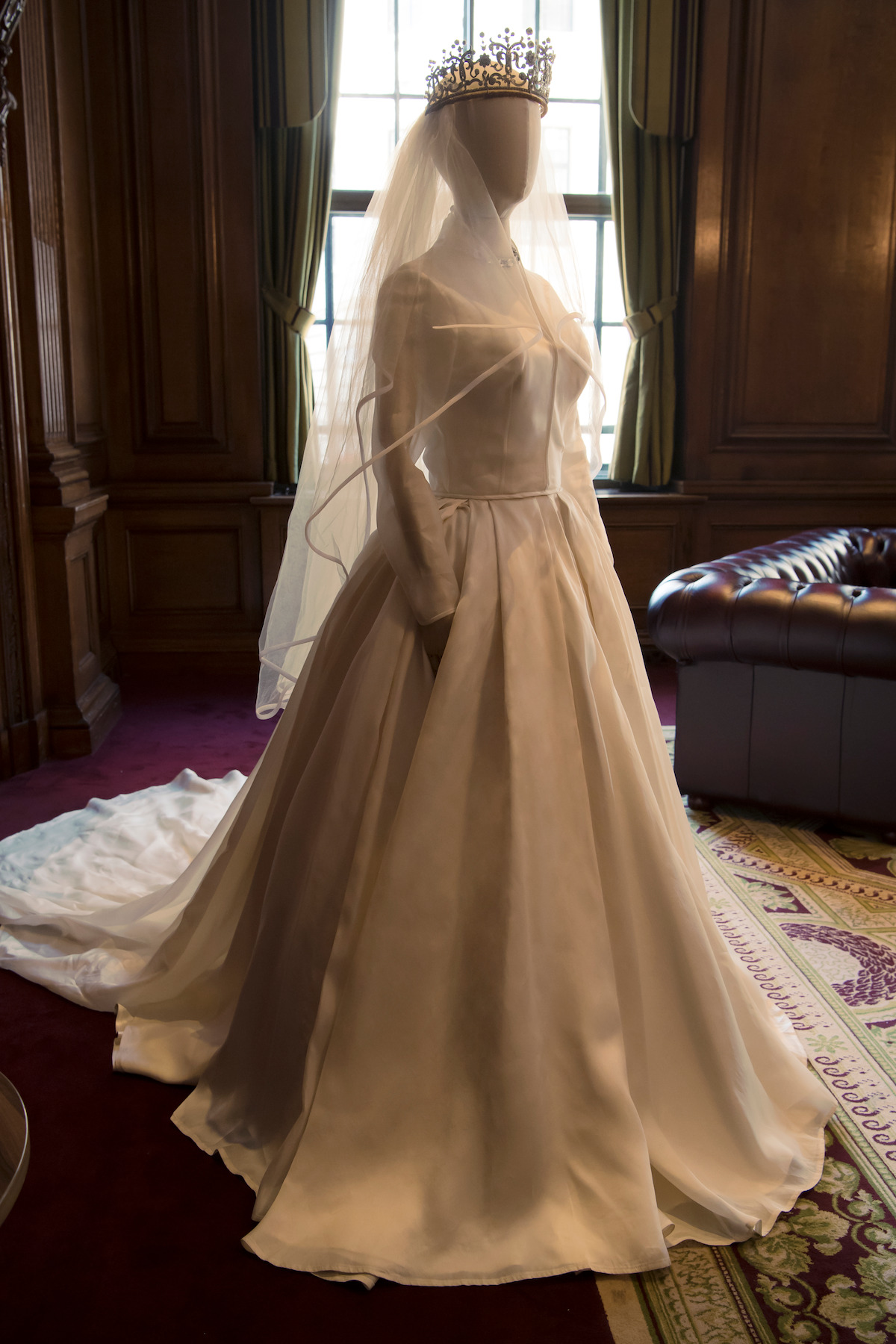 ‘The Crown’ Stars Behind the Scenes Photo Gallery - Netflix Tudum