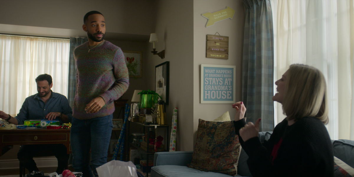 All the Corny Signs in 'Single All the Way' Ranked - Netflix Tudum