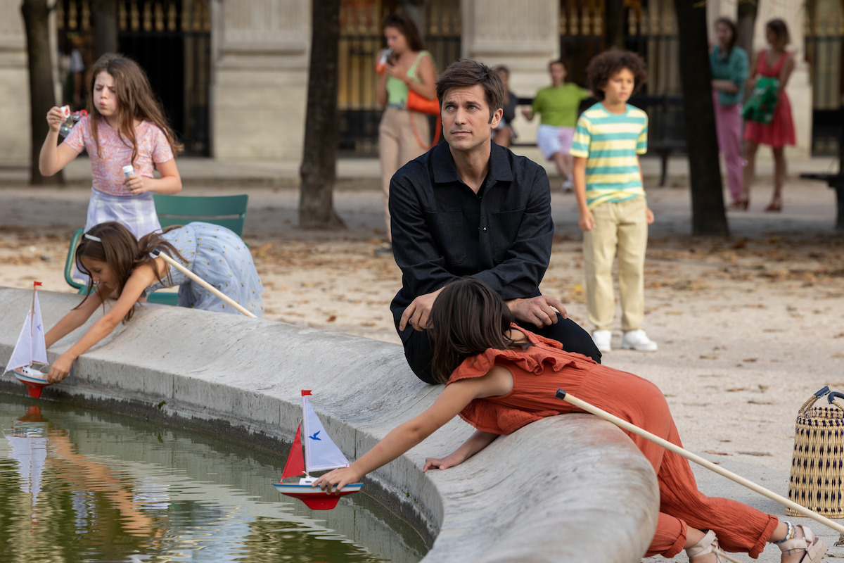Lucas Bravo Gabriel Explains ‘emily In Paris Season 3 Finale