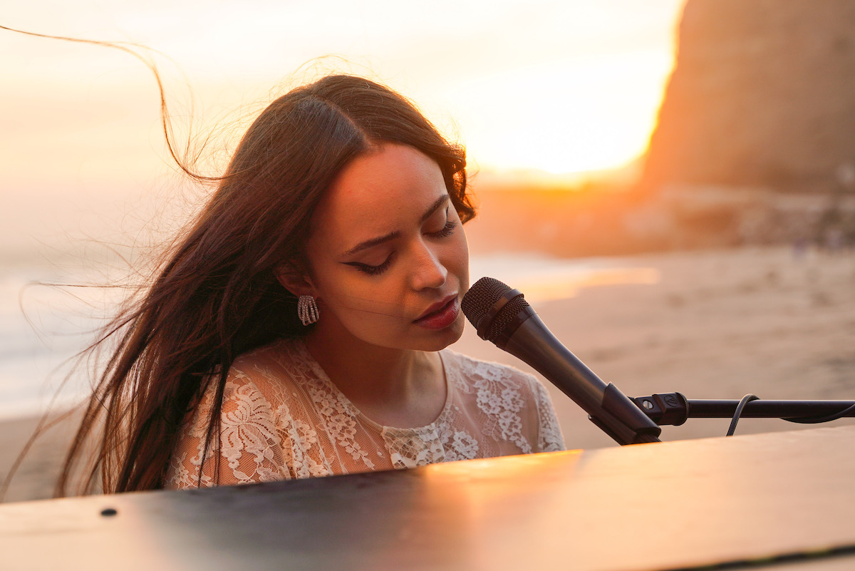 Watch ‘Purple Hearts’ Star Sofia Carson’s New Music Video For “Come ...