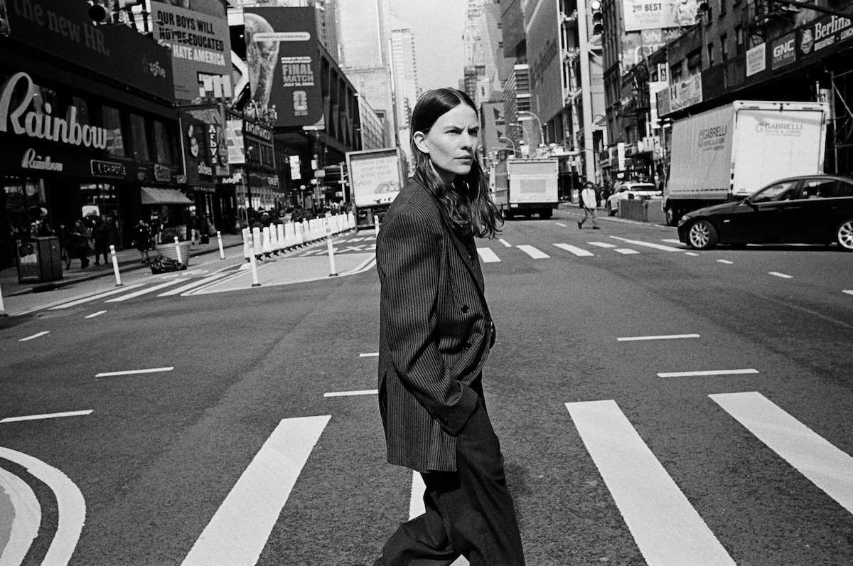 Who Is Eliot Sumner? Meet the Ripley Star Who Plays Freddie Miles ...