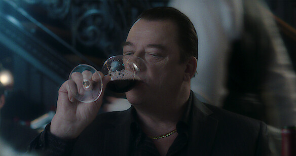 Vivian Looks Broke | Inventing Anna - Netflix Tudum