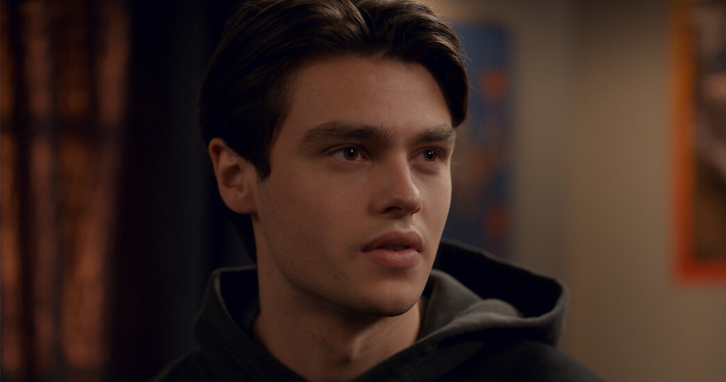 Who Plays Marcus on Ginny & Georgia? Felix Mallard talks Season 2 ...