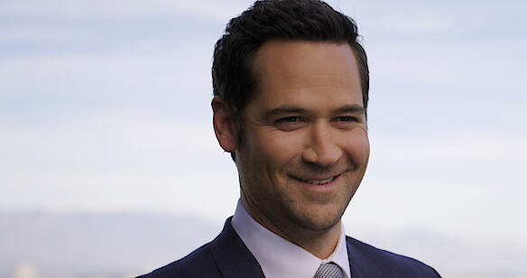 Why Mickey Haller Is Always Eating in ‘The Lincoln Lawyer’ - Netflix Tudum