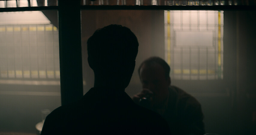 How to Recognize the Tell-Tale Signs of a Con Artist - Netflix Tudum