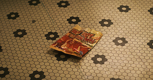 How to Recognize the Tell-Tale Signs of a Con Artist - Netflix Tudum