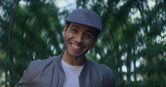 Izzy does a Curtsy for Prince Thomas | The Royal Treatment - Netflix Tudum