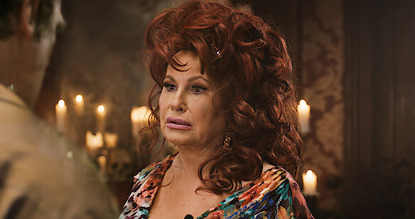 Watch Jennifer Coolidge Real Estate Character in The Watcher: Video ...