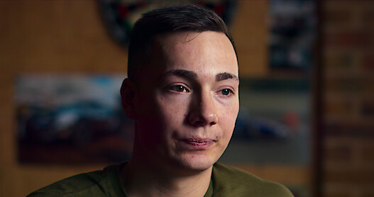 How to Recognize the Tell-Tale Signs of a Con Artist - Netflix Tudum