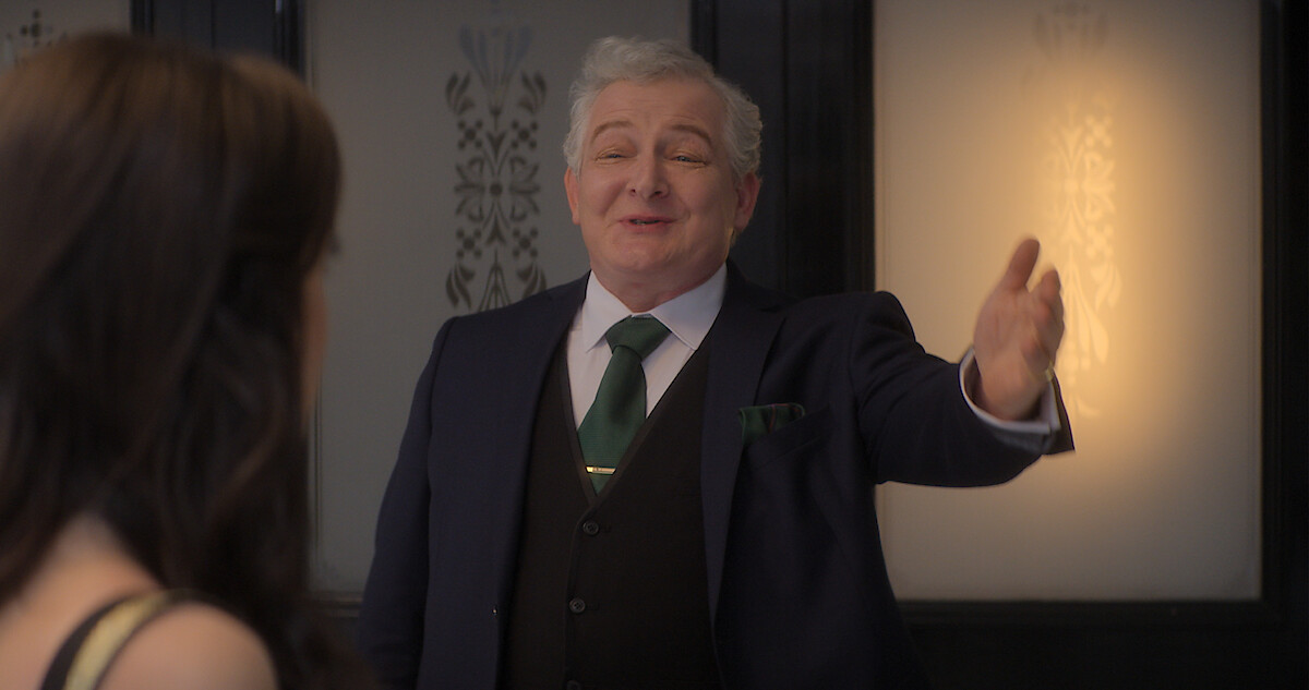 Izzy does a Curtsy for Prince Thomas | The Royal Treatment - Netflix Tudum